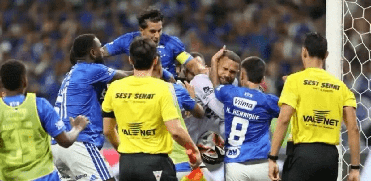 23 tarjetas rojas: La reyerta de la final del derbi entre Cruzeiro y ...